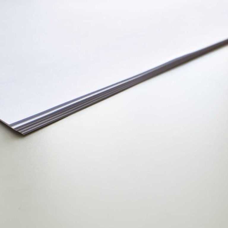 Pliego de papel Foldcote calibre 12, material biodegradable.